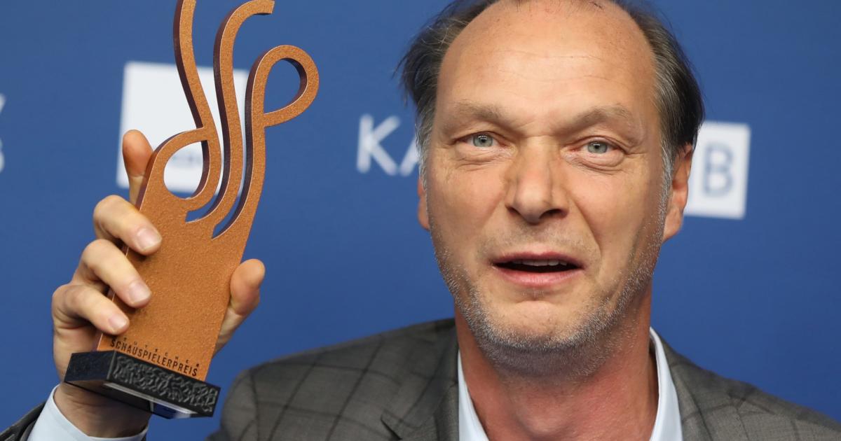 Martin Brambach bekommt den „Deutschen Schauspielerpreis“ verliehen ...